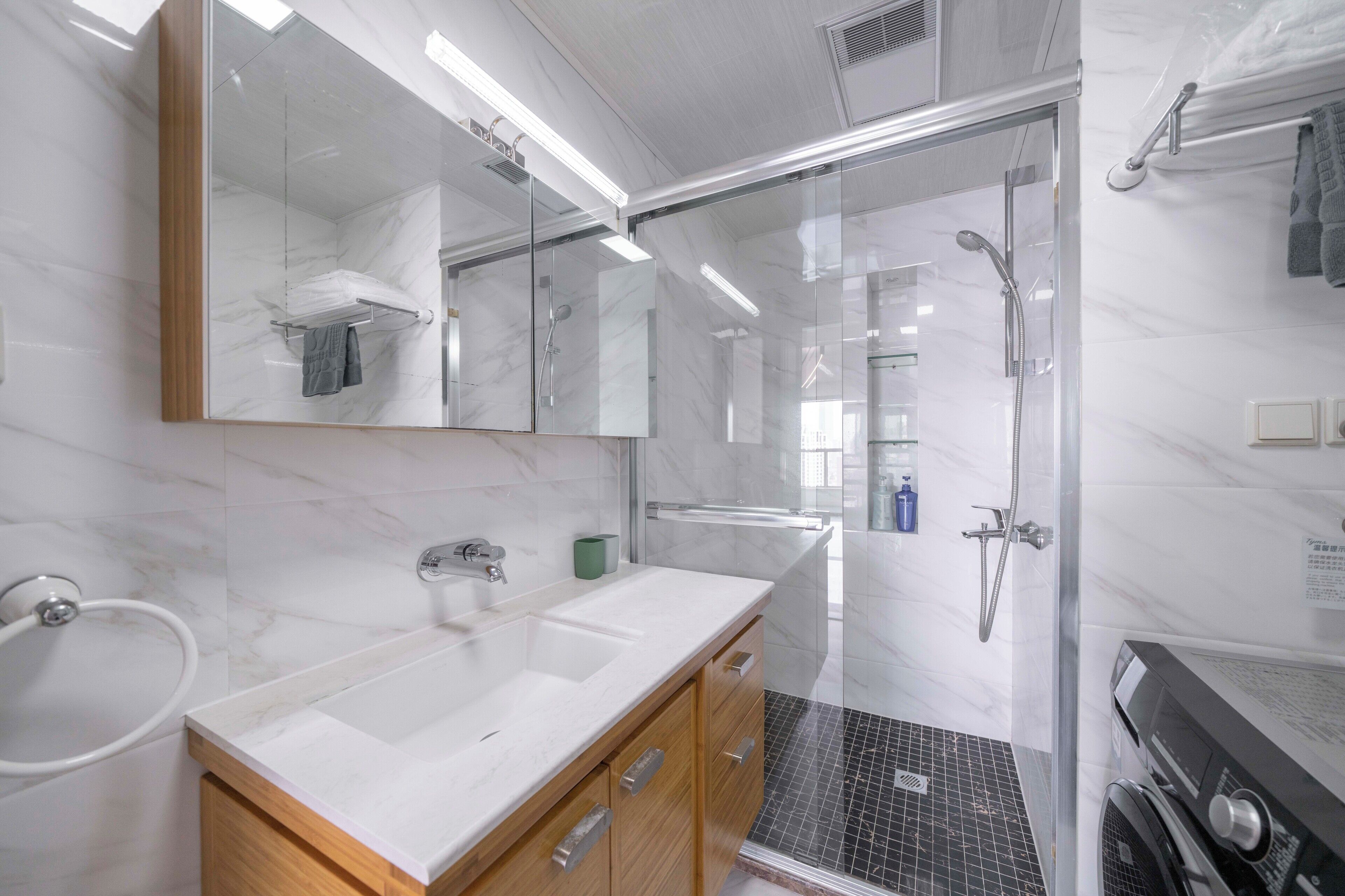 Apartamento Superior, 3 quartos, cozinha, Vista para a cidade | Casa de banho | Chinelos 