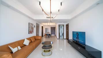 Apartamento Superior, 3 quartos, cozinha, Vista para a cidade | Sala | Smart TV de 55 polegadas com canais por cabo