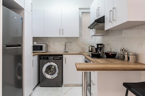 Apartamento, 1 quarto, cozinha, vista para a cidade | Cozinha privada | Geladeira grande, micro-ondas, fogão, cooktop