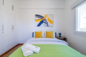 Apartamento, 1 quarto, cozinha, vista para a cidade | Cortinas blackout, ferros/tábuas de passar roupa, Wi-Fi de cortesia