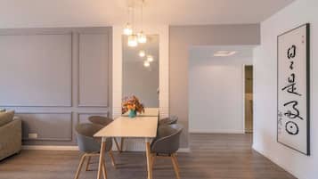 Apartamento superior, 2 quartos, cozinha, vista para a cidade | Sala de estar | Smart TV 55 polegadas com canais a cabo