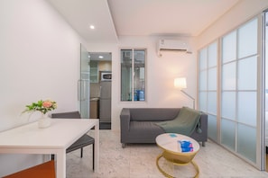 Apartamento Superior, 1 quarto, cozinha, Vista para a cidade | Sala | Smart TV