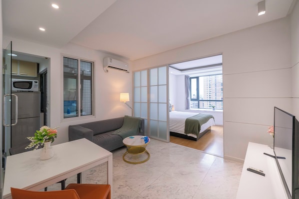 Apartamento Superior, 1 quarto, cozinha, Vista para a cidade | Sala | Smart TV