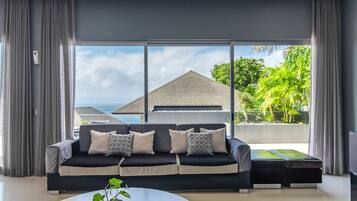 Villa Exclusiva, vista para o oceano | Sala de estar | Smart TV de 43 polegadas com canais digitais