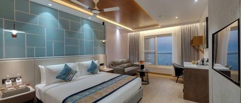 Club Sky View Room | Cofres nos quartos, escrivaninha, cortinas blackout