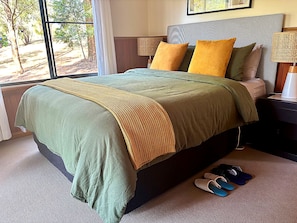 Cabana luxo, 1 cama Queen, cozinha americana, vista para o jardim | Roupas de cama premium, edredons de pluma, camas com colchões pillow-top