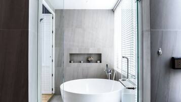 Vila, vista para a piscina | Banheiro | Chuveiro, toalhas de banho, papel higiênico