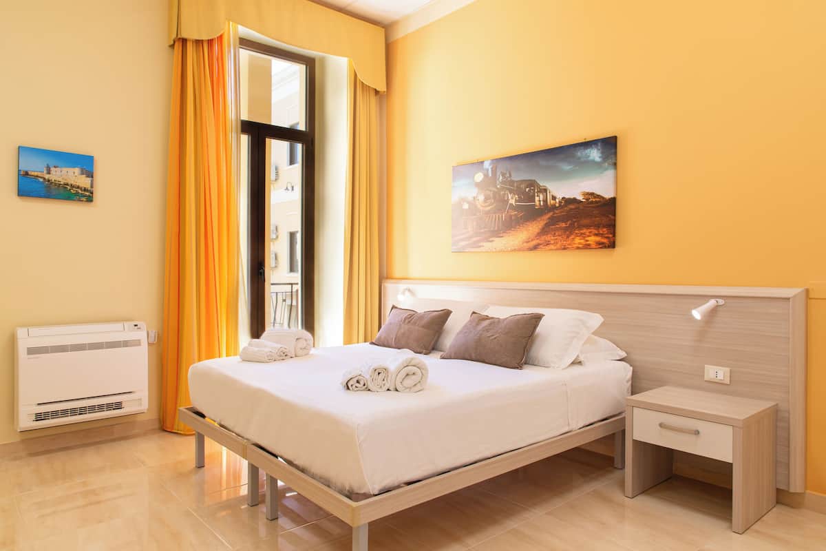 Quarto Triplo Deluxe, varanda | Minibar, cofre com capacidade para portátil, secretária