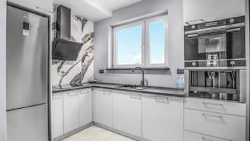 Apartamento (8) | Cozinha privada | Geladeira, cooktop, chaleira elétrica