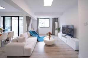 Apartamento Superior, 2 quartos, Vista para a cidade | Sala
