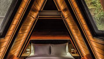 Superior room mezzanine with river view | Cofre no quarto, secretária, cortinas/cortinados opacos