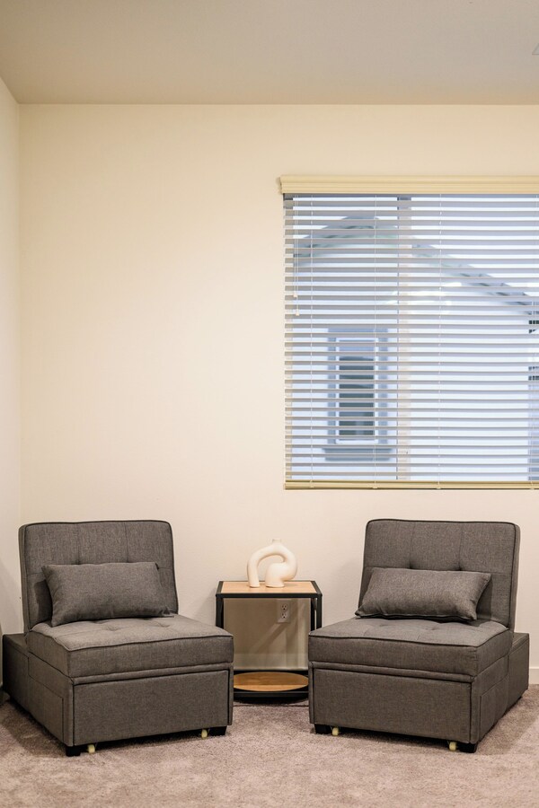 Stylish 6br/8beds/4 King Beds/3 Tvs/game Console - Eastvale, CA