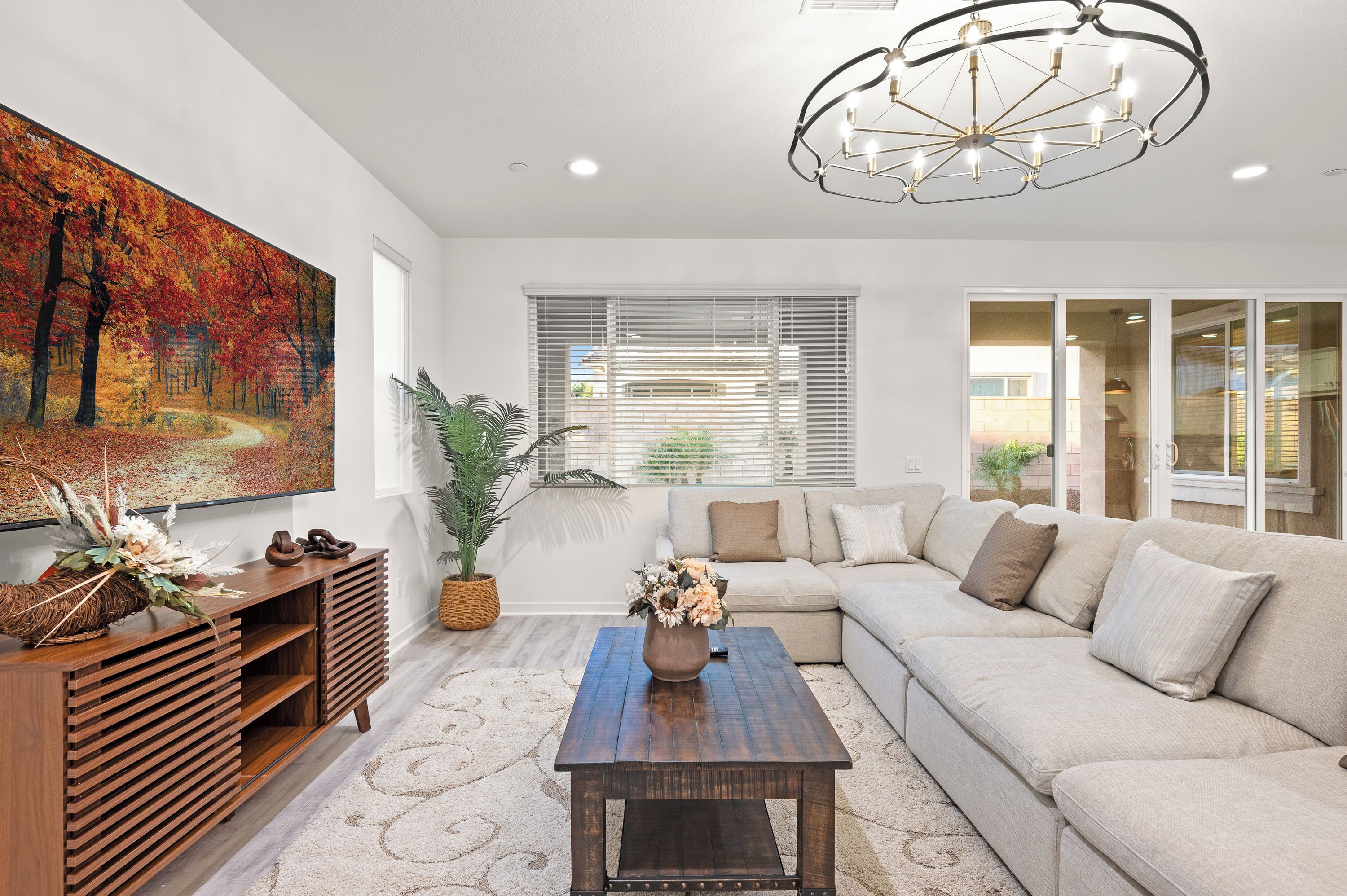 Stylish 6br/8beds/4 King Beds/3 Tvs/game Console - Eastvale, CA