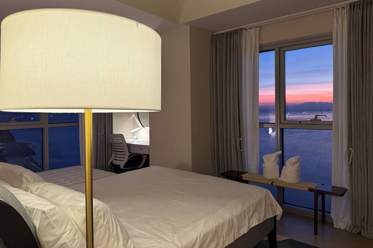 Apartamento Deluxe, varanda, vista para o mar | Secretária, quartos insonorizados, Wi-fi grátis