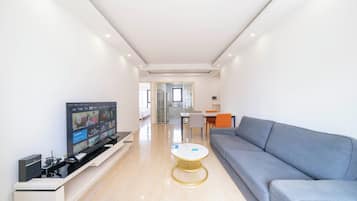 Apartamento Superior, 2 quartos, Vista para a cidade | Sala | Smart TV de 55 polegadas com canais por cabo