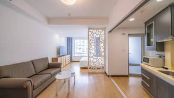 Apartamento Superior, 1 quarto, cozinha, Vista para a cidade | Sala | Smart TV de 55 polegadas com canais por cabo