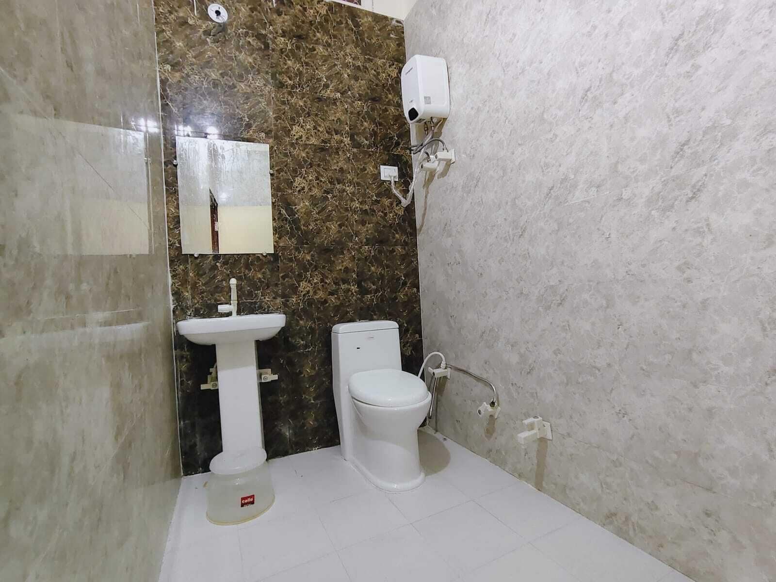 Um polibã, toalhas fornecidas, sabão, champô 