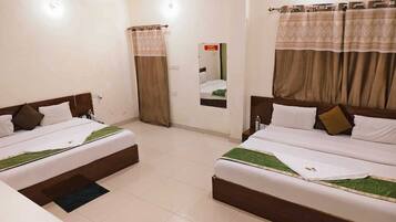 Quarto quádruplo família | Espaço de trabalho para notebook, Wi-Fi de cortesia