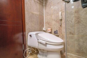 Apartamento Superior, 1 quarto, cozinha, Vista para a cidade | Casa de banho | Chinelos