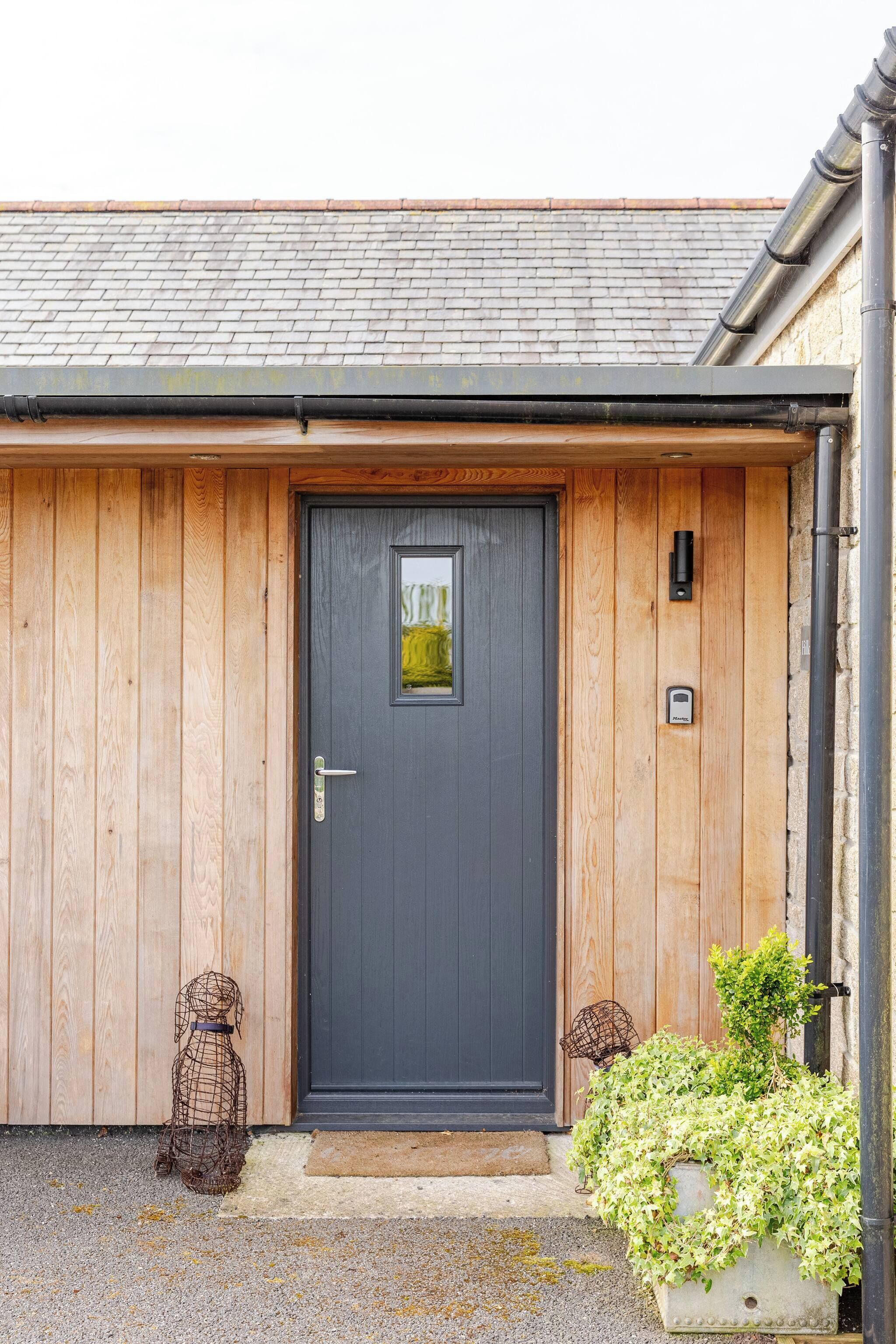 Bangalô, 3 quartos, sacada, vista para o jardim | Detalhe da fachada