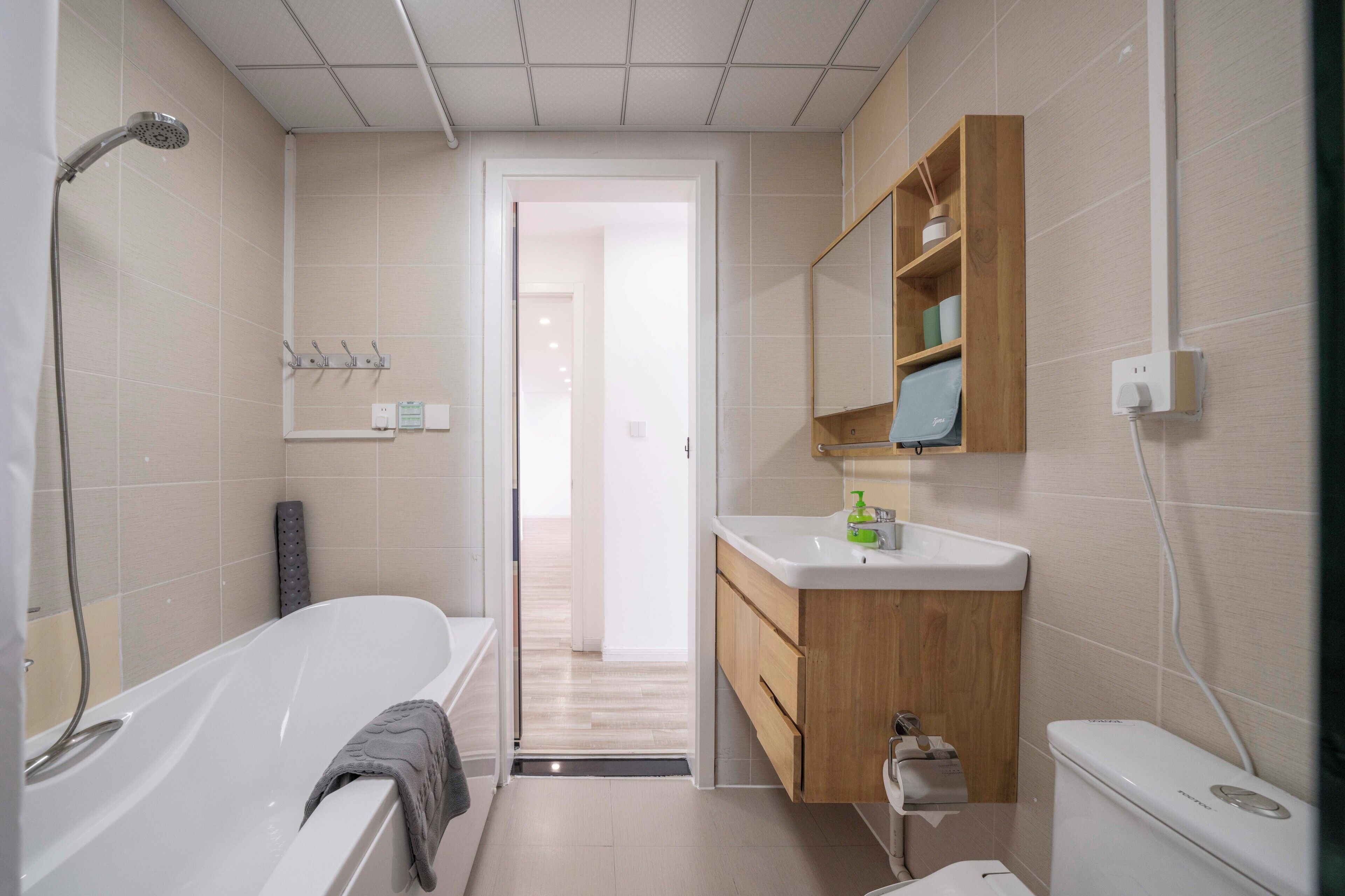 Apartamento superior, 4 quartos, cozinha, vista para a cidade | Banheiro | Chinelos 