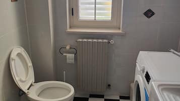 Quarto casal conforto, vista para o jardim | Banheiro | Secador de cabelo, toalhas de banho, sabonete, shampoo