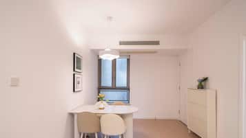 Apartamento superior, 1 quarto, cozinha, vista para a cidade | Sala de estar | Smart TV 55 polegadas com canais a cabo