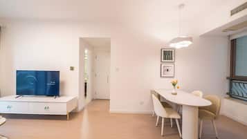 Apartamento Superior, 1 quarto, cozinha, Vista para a cidade | Sala | Smart TV de 55 polegadas com canais por cabo