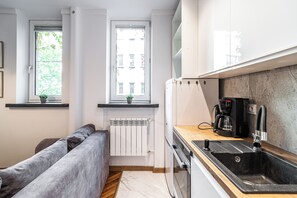 Apartamento Clássico | Kitchenette privada | Uma cafeteira/bule, uma chaleira elétrica 