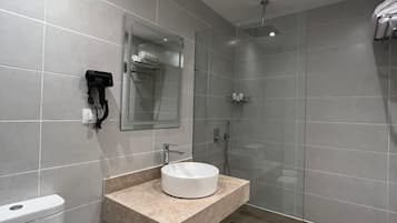 Uma combinação polibã/banheira, um secador de cabelo