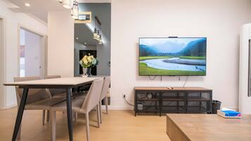 Apartamento Superior, 3 quartos, cozinha, Vista para a cidade | Sala | Smart TV de 55 polegadas com canais por cabo