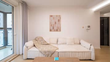 Apartamento superior, 3 quartos, cozinha, vista para a cidade | Sala de estar | Smart TV 55 polegadas com canais a cabo