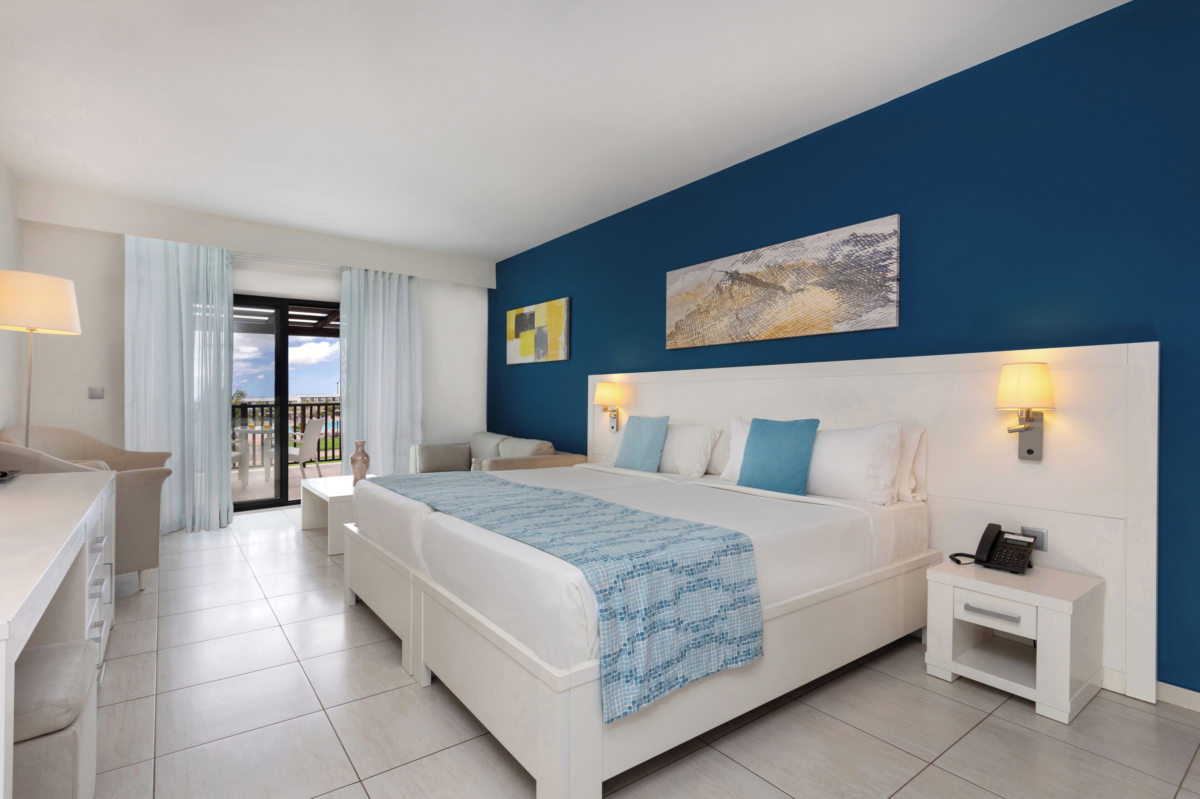 Quarto Melia | Minibar, cofre no quarto, cortinas/cortinados opacos 