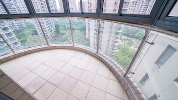 Apartamento Superior, 1 quarto, cozinha, Vista para a cidade | Vista do quarto