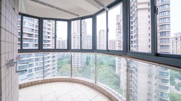 Apartamento superior, 1 quarto, vista para a cidade | Vista do quarto