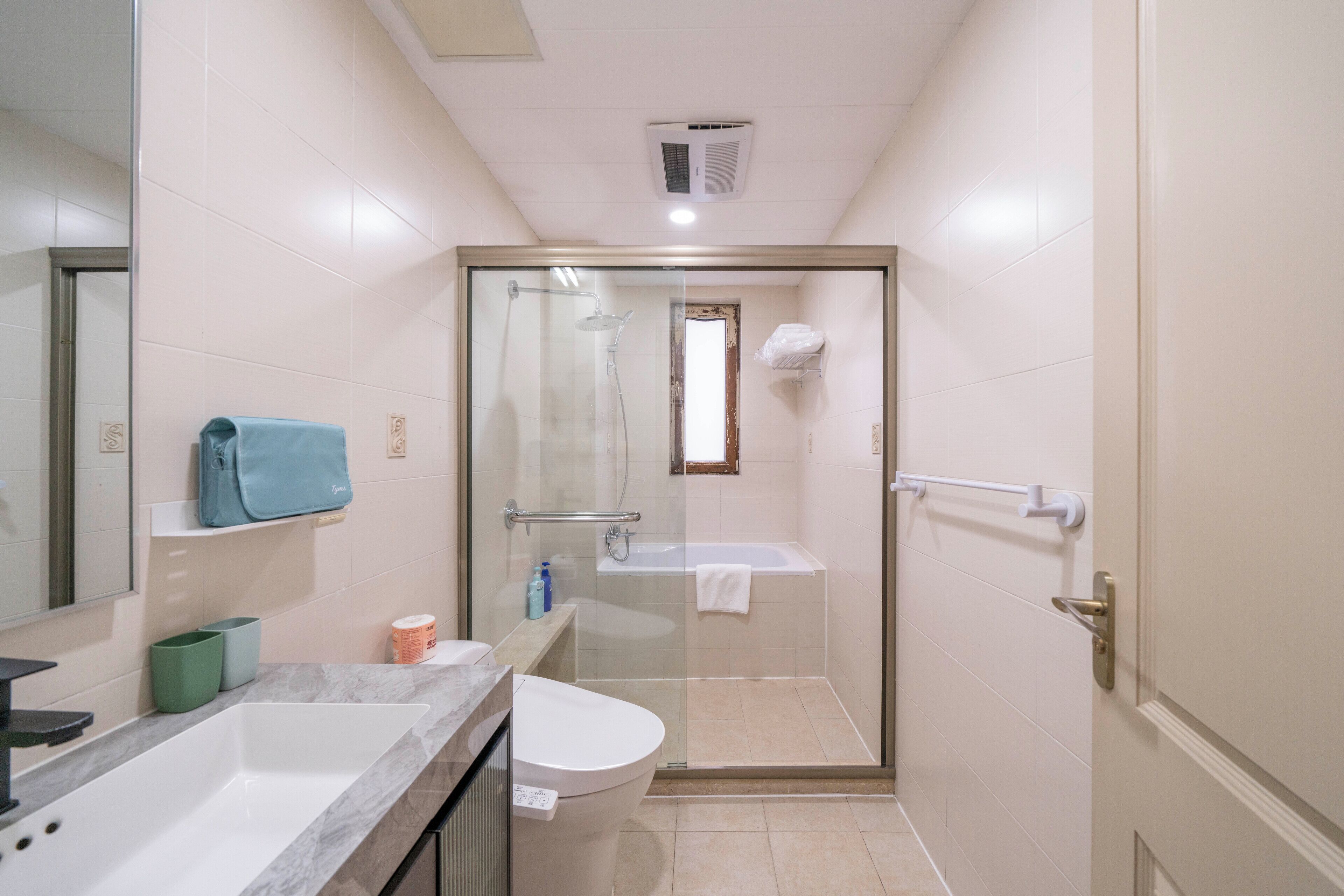Apartamento superior, 1 quarto, cozinha, vista para a cidade | Banheiro | Chinelos 
