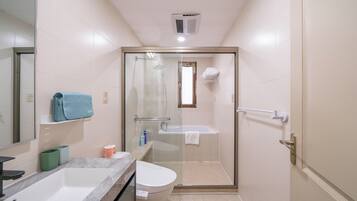 Apartamento superior, 1 quarto, cozinha, vista para a cidade | Banheiro | Chinelos