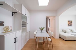 Apartamento Superior, 2 quartos, cozinha, Vista para a cidade | Sala | Smart TV