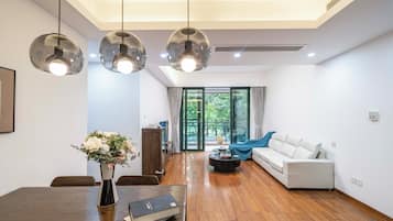 Apartamento superior, 3 quartos, cozinha, vista para a cidade | Sala de estar | Smart TV 55 polegadas com canais a cabo