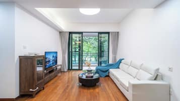 Apartamento superior, 3 quartos, cozinha, vista para a cidade | Sala de estar | Smart TV 55 polegadas com canais a cabo