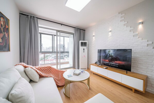 Apartamento Superior, 2 quartos, cozinha, Vista para a cidade | Sala | Smart TV de 55 polegadas com canais por cabo 
