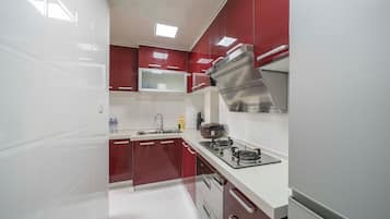 Apartamento Superior, 2 quartos, cozinha, Vista para a cidade | Kitchenette privada | Um micro-ondas