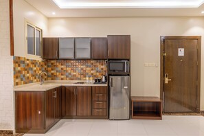 Minifrigorífico, um micro-ondas, uma placa de cozinha 