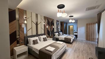 Quarto Quádruplo Familiar, Vista para a cidade | Cofre no quarto, secretária