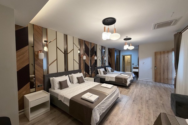 Quarto quádruplo família, vista para a cidade | Cofres nos quartos, escrivaninha, espaço de trabalho para notebook