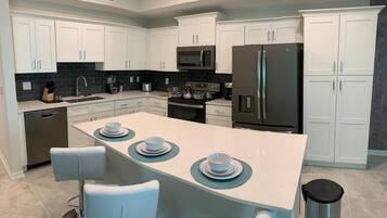 Apartamento em Condomínio Fechado, 2 quartos | Cozinha privada | Um frigorífico, um forno, uma cafeteira/bule, uma torradeira