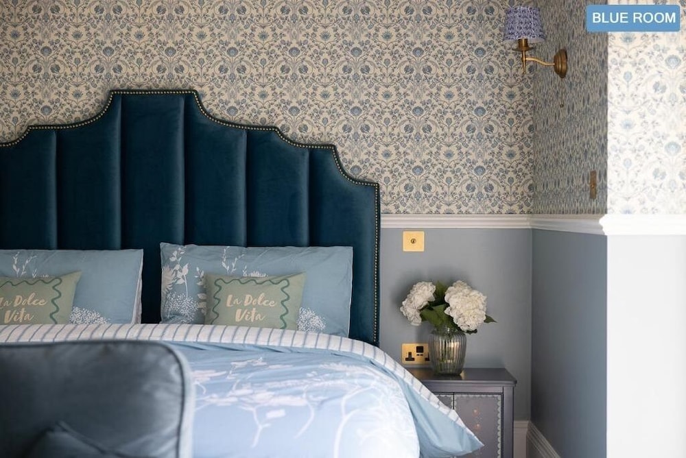 Thames Mansion: Peaceful Riverside Getaway Near Windsor & Heathrow ...