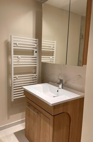 Apartamento, 1 quarto | Comodidades do banheiro