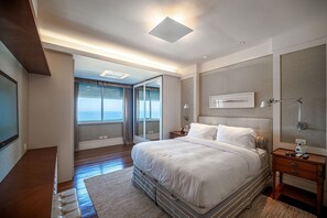 Apartamento Básico | Cofre no quarto, cortinas/cortinados opacos, ferro/tábua de engomar 