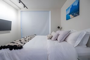 Apartamento | Cofre no quarto, cortinas/cortinados opacos, ferro/tábua de engomar 